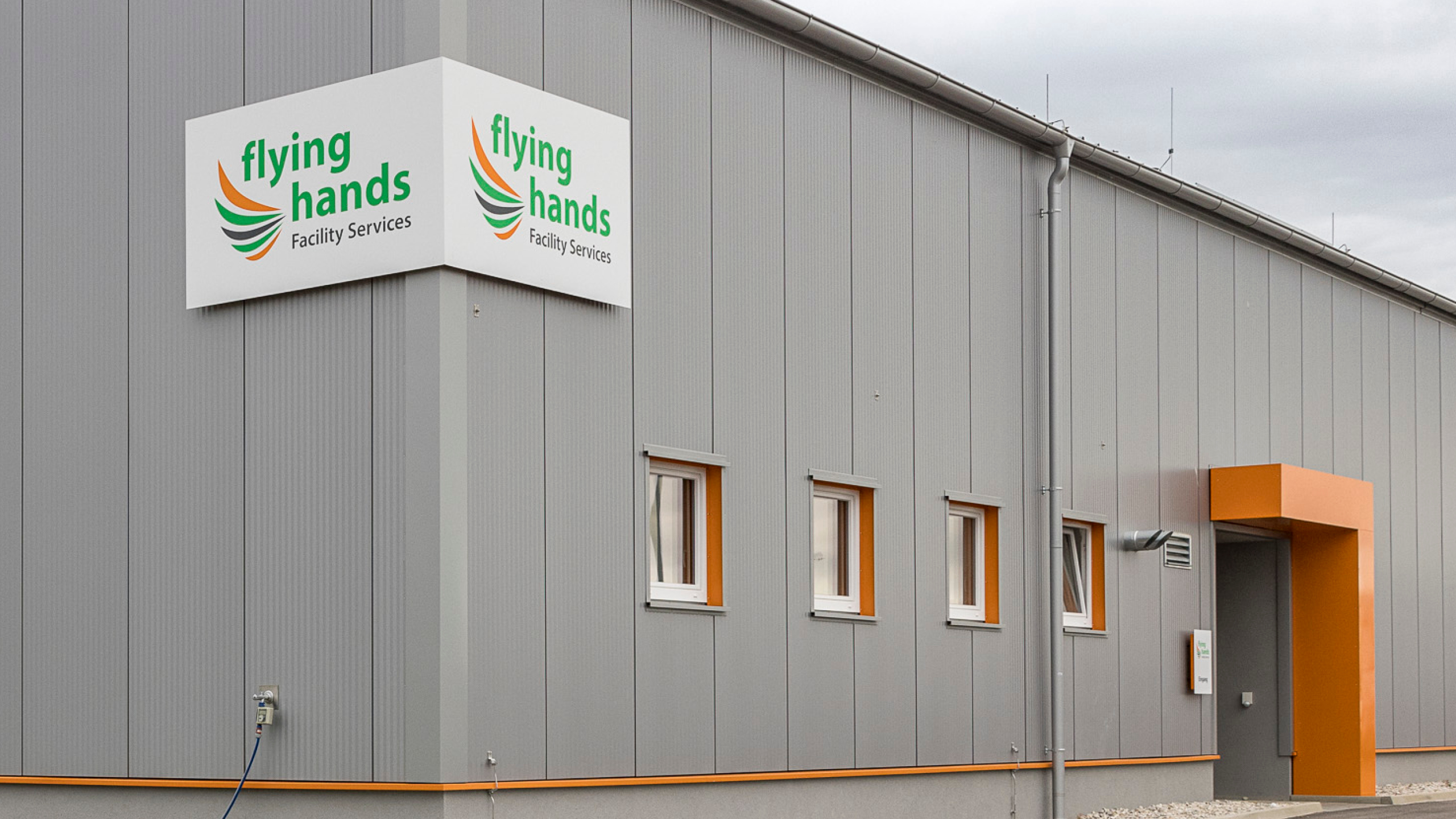 Beschilderung der flying hands Industriehalle | look! design